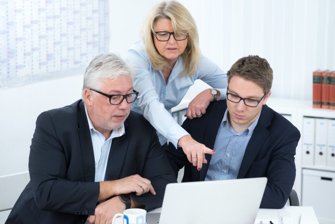 team in einer diskussionsrunde - TechVision21